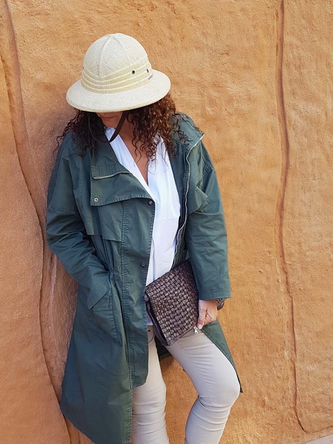 Vestidos y Sombreros – El salacot y la sahariana – La Sombrereria